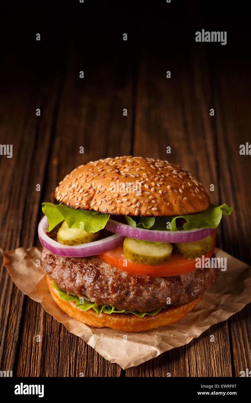 Burger classique Banque de photographies et d’images à haute résolution ...