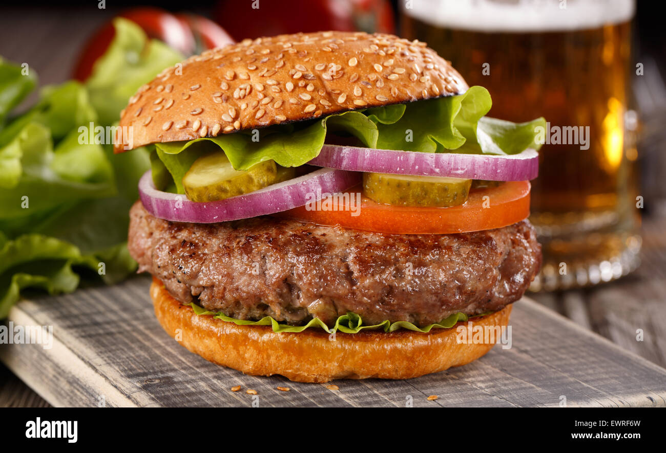 Burger classique Banque de photographies et d’images à haute résolution ...