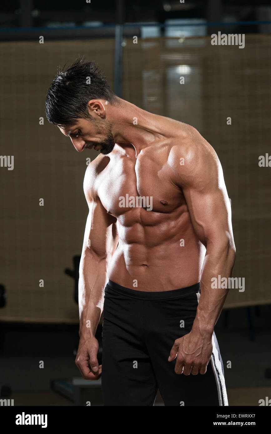 Portrait d'un jeune homme en bonne forme physique - Flexing Muscles ...