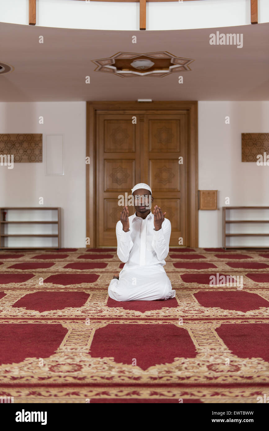 L'homme musulman africain traditionnel de prière à Dieu, tout en ...