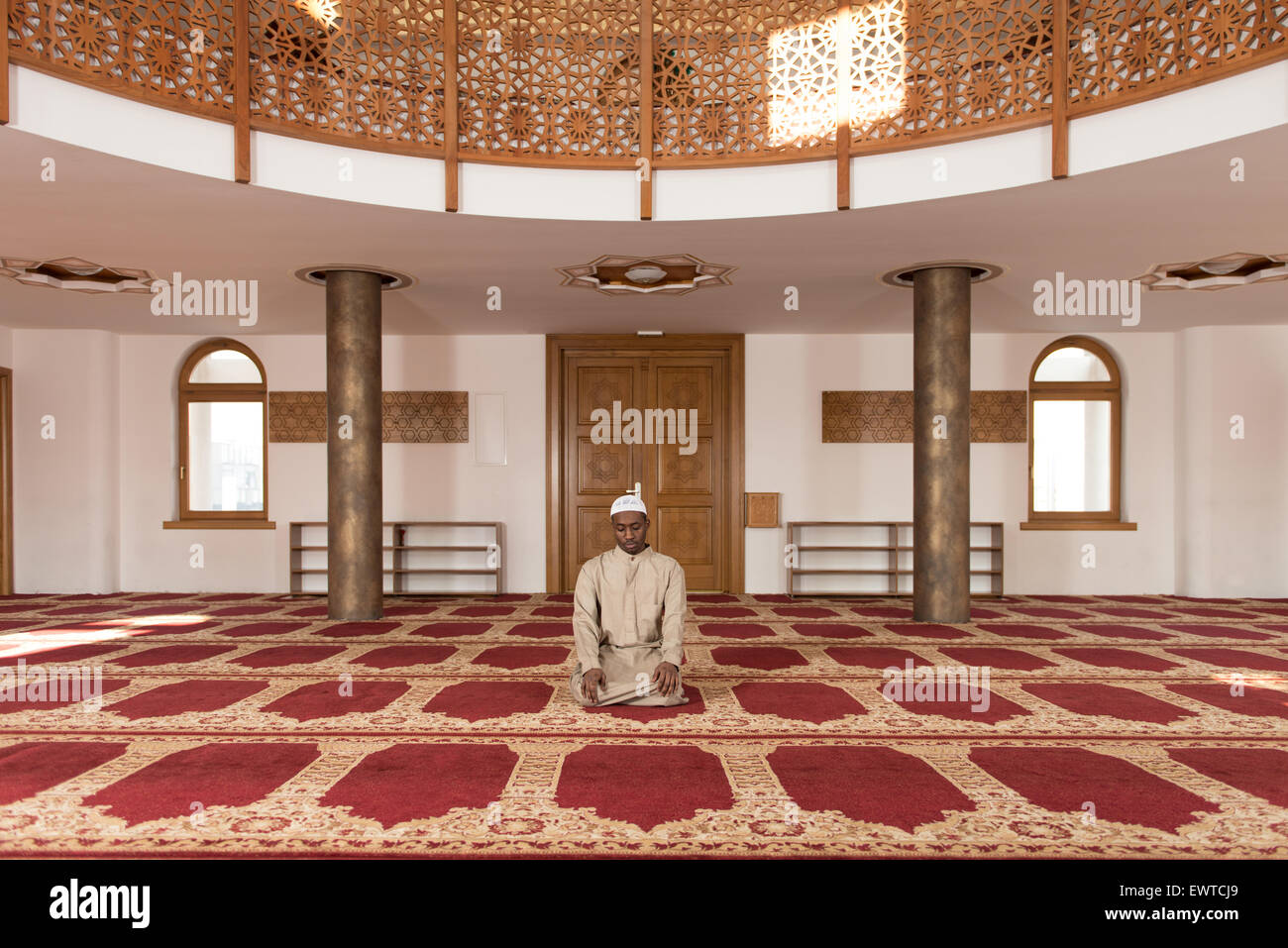 L'homme musulman africain traditionnel de prière à Dieu, tout en ...