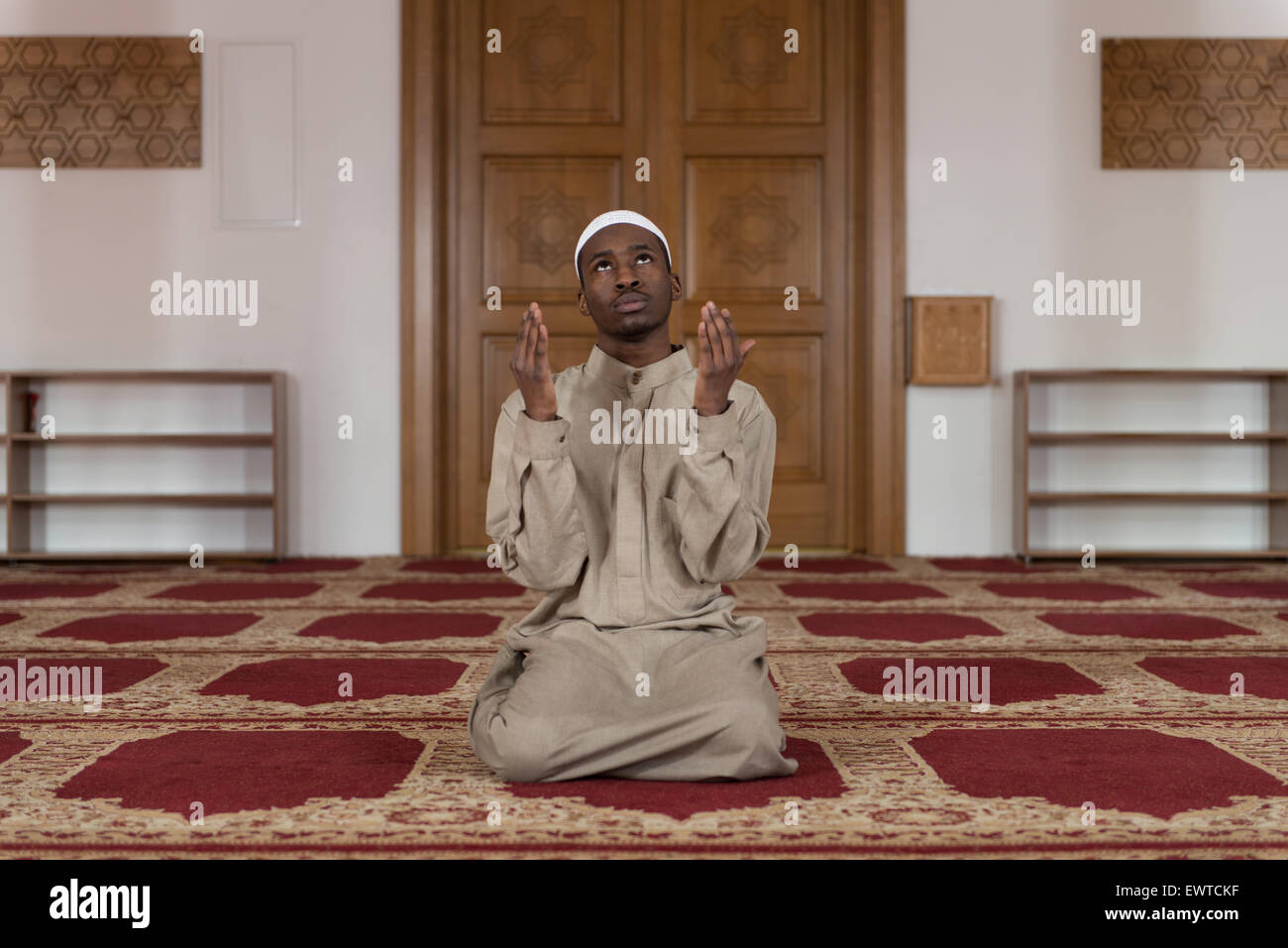 L'homme musulman africain traditionnel de prière à Dieu, tout en ...