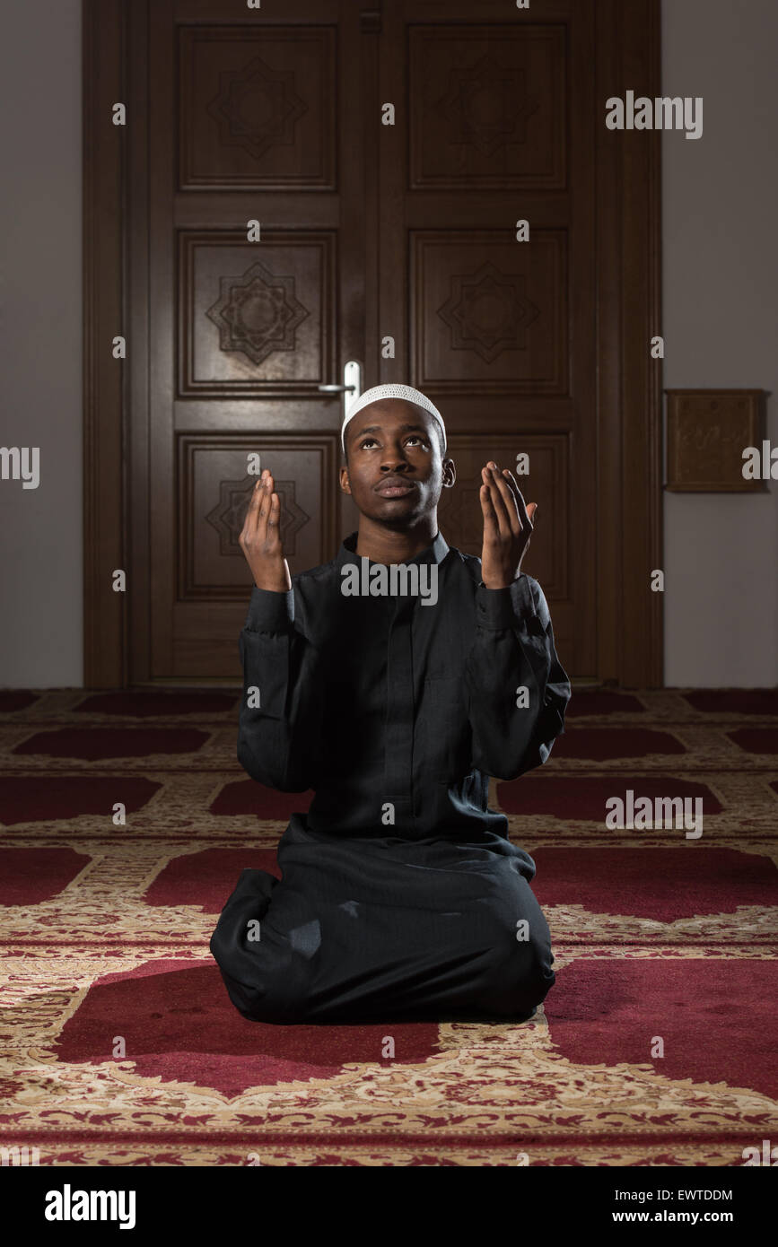 L'homme musulman africain traditionnel de prière à Dieu, tout en ...