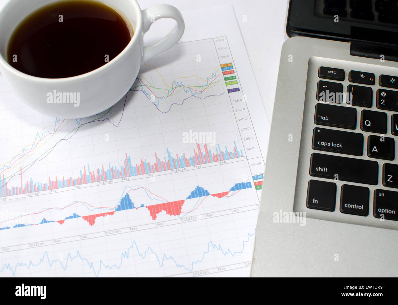 Tableau de papier et l'ordinateur sur le tableau Photo Stock - Alamy