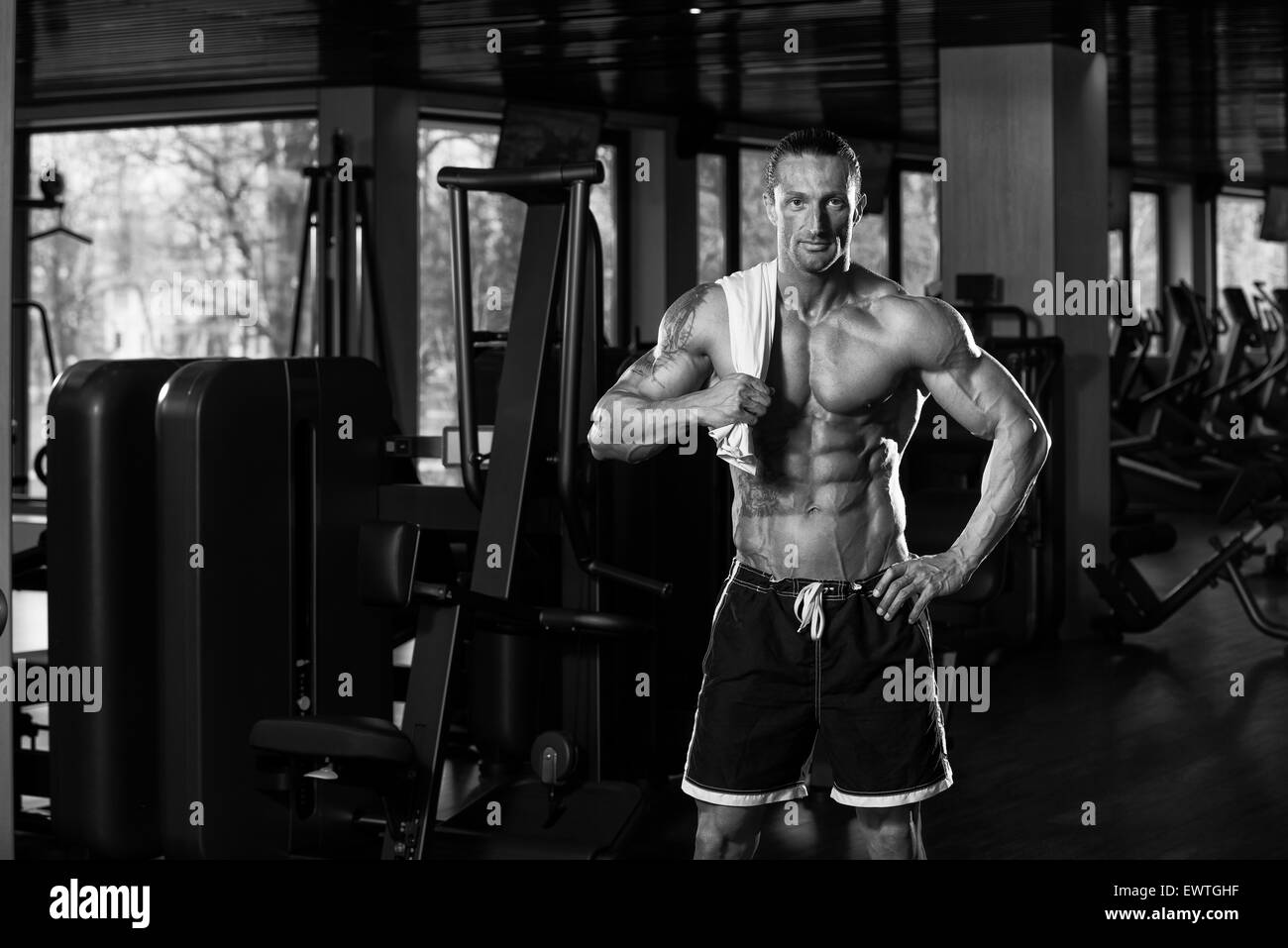 Portrait d'un homme en bonne forme physique dans un centre de remise en ...