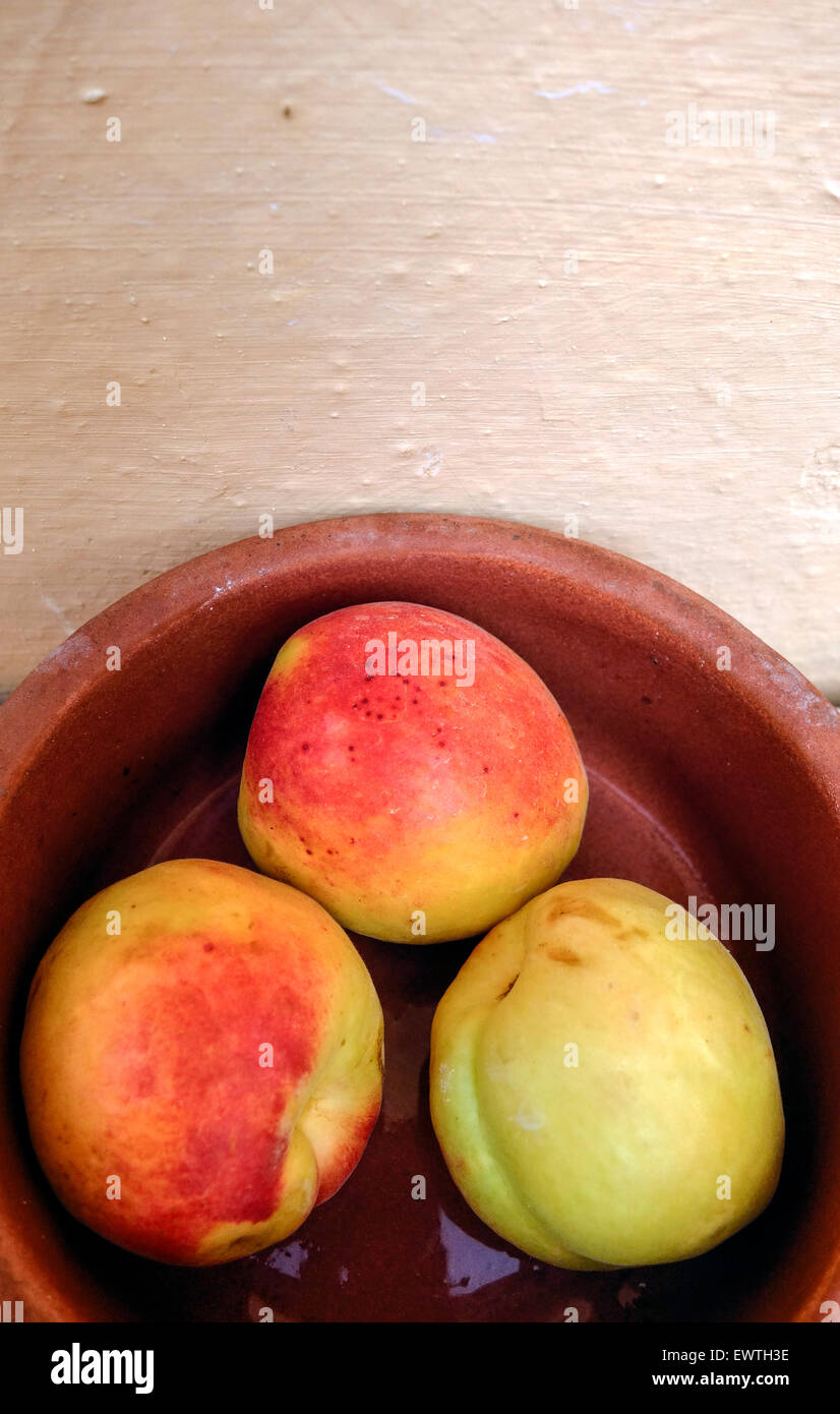 Fruits d'été. Un bol de petits Abricots, Crète, Grèce Photo Stock - Alamy