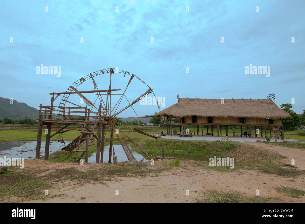 Roue à eau en bambou pour l'irrigation des rizières, province de Loei ...