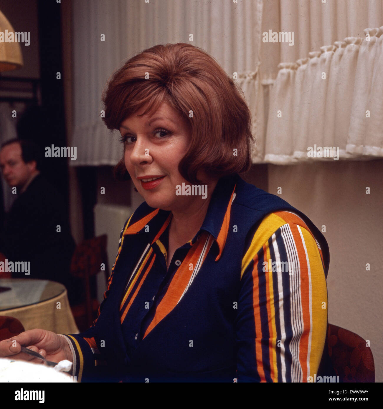 Deutsche Schauspielerin Ursula Reit dans un cafe, Deutschland 1970 er ...