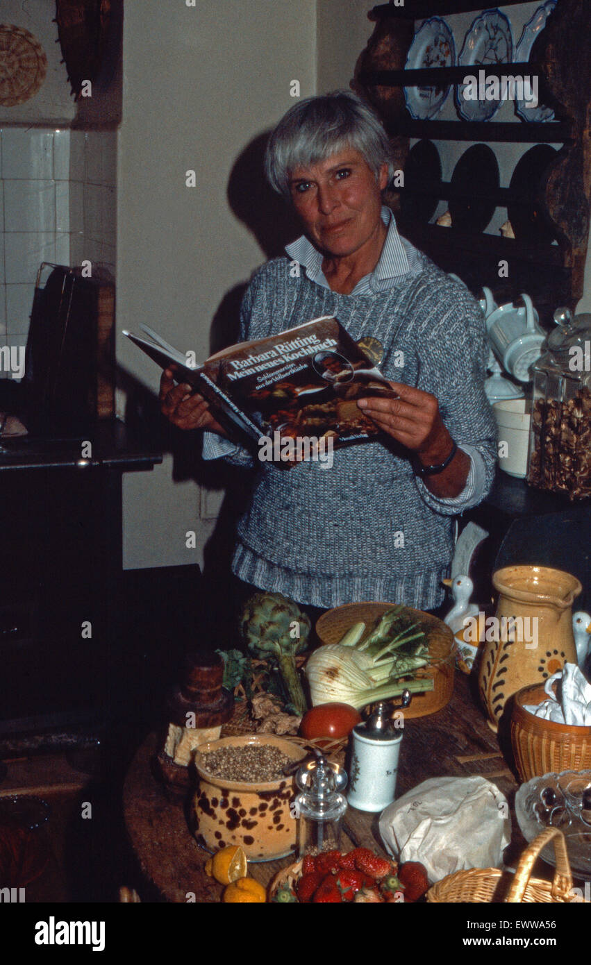Barbara Rütting Deutsche Schauspielerin in der Küche mit ihrem Buch ...