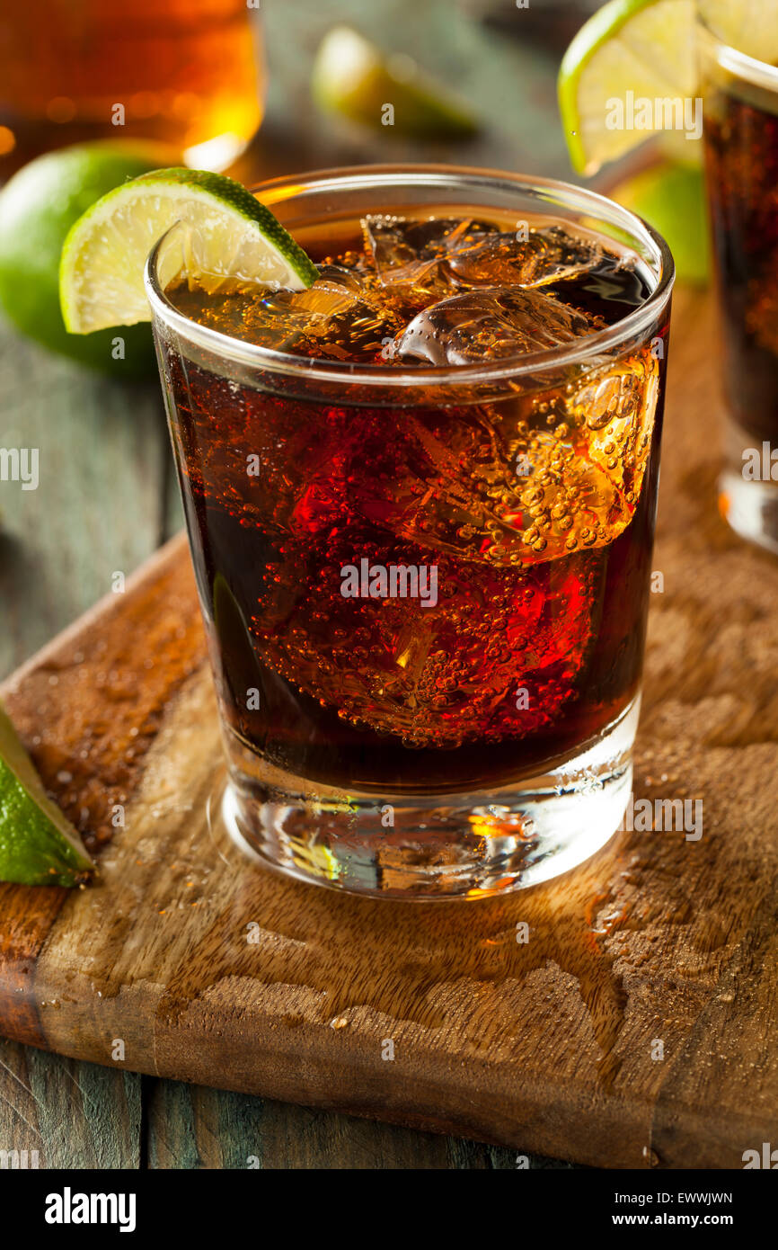 Rhum et soda Banque de photographies et d’images à haute résolution - Alamy