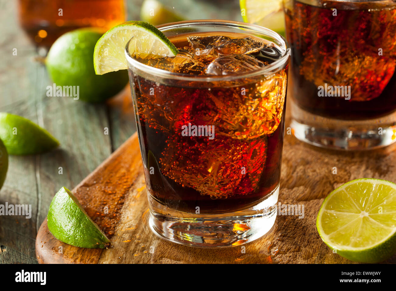 Rhum Cola Banque d'image et photos - Alamy