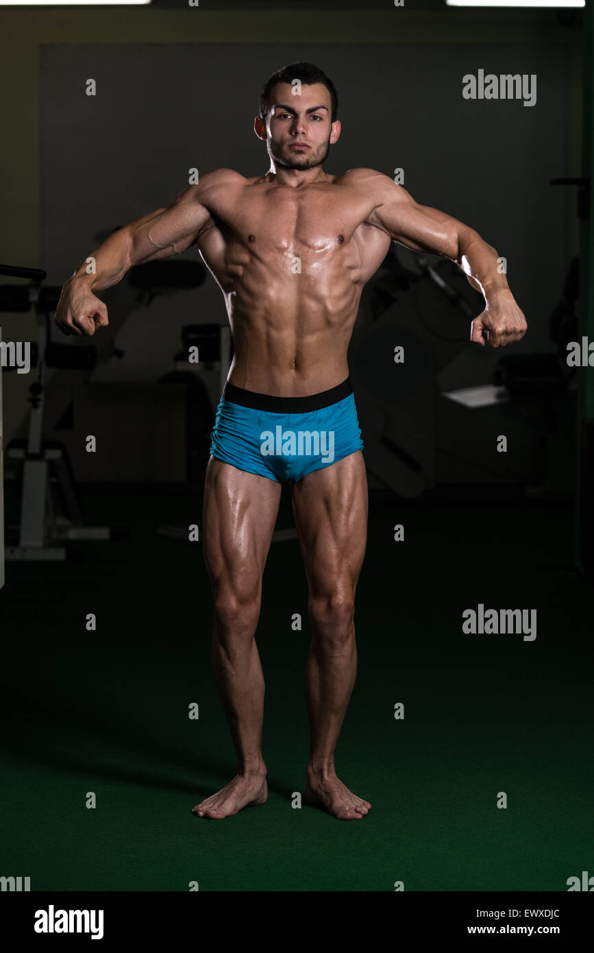 Body builder performing Banque de photographies et d’images à haute ...