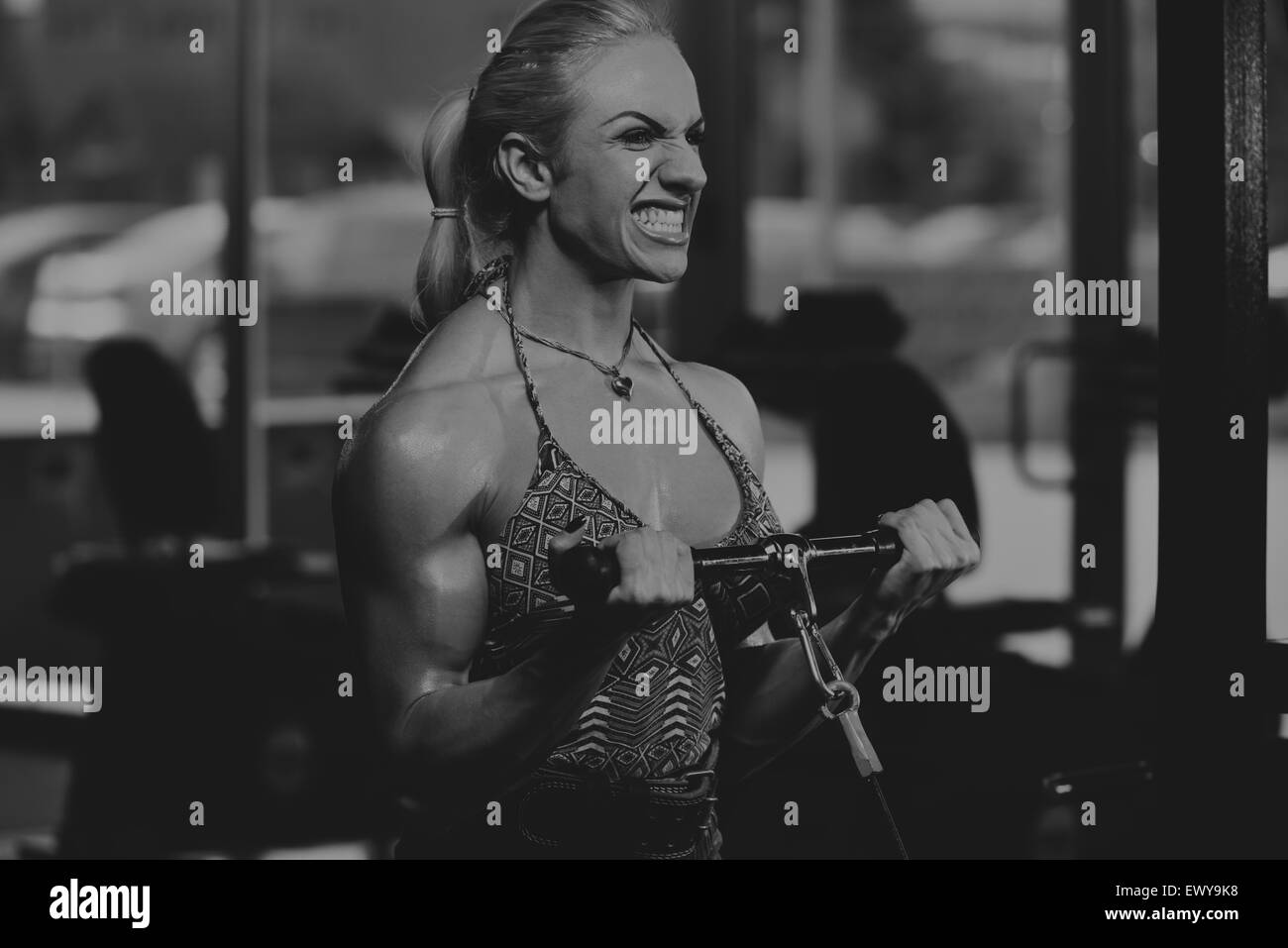 Female bodybuilder flexing biceps Banque d'images noir et blanc - Alamy