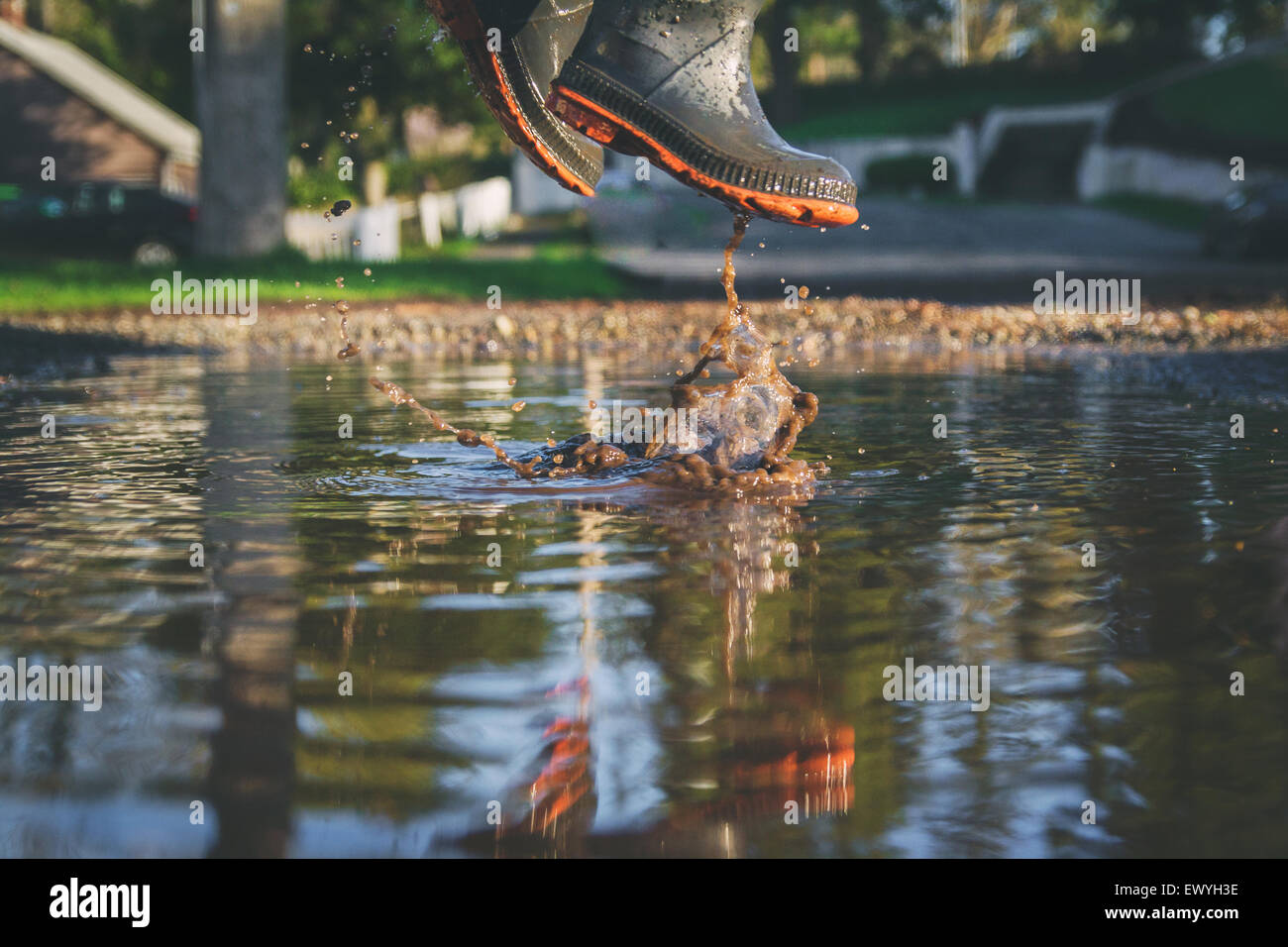Enfant Sautant Dans Une Flaque D'eau Banque d'image et photos - Alamy