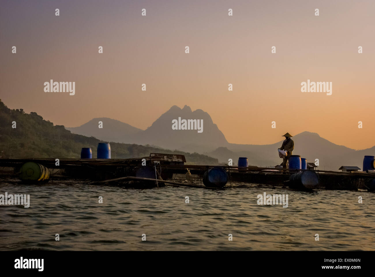Village flottant où les gens qui pêtent en eau douce sur le barrage de ...