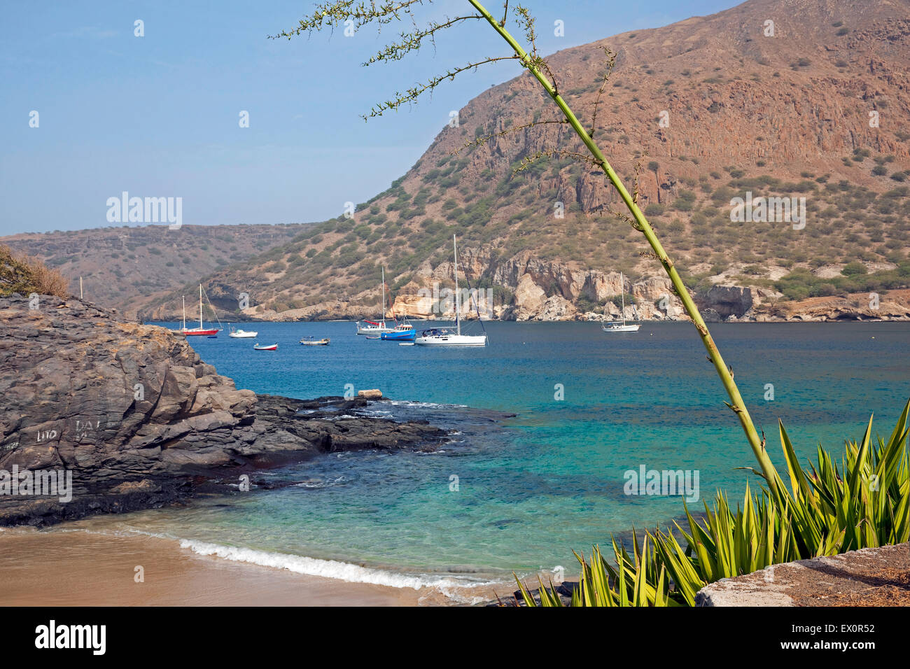 Yachts et bateaux à voile dans la baie de Tarrafal sur l'île Santiago ...