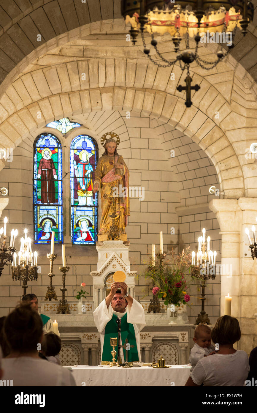 Messe catholique Banque de photographies et d’images à haute résolution ...
