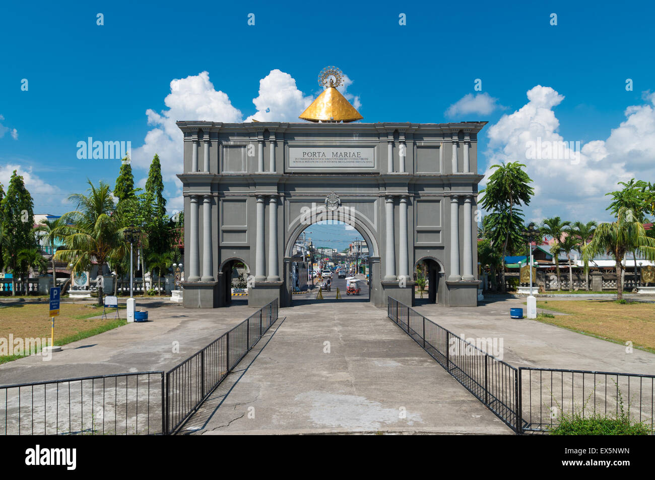 Porta mariae à Naga City, Philippines. Une arche commémorative dédiée à ...