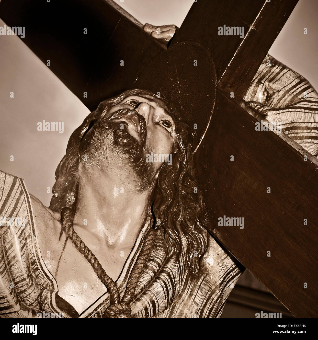 Jesus christ portant sa croix Banque de photographies et d’images à ...