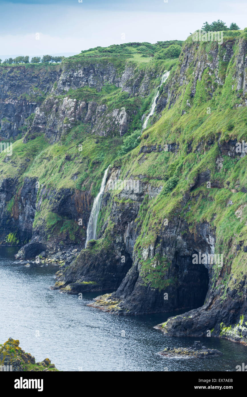 Sea cave ireland Banque de photographies et d’images à haute résolution ...