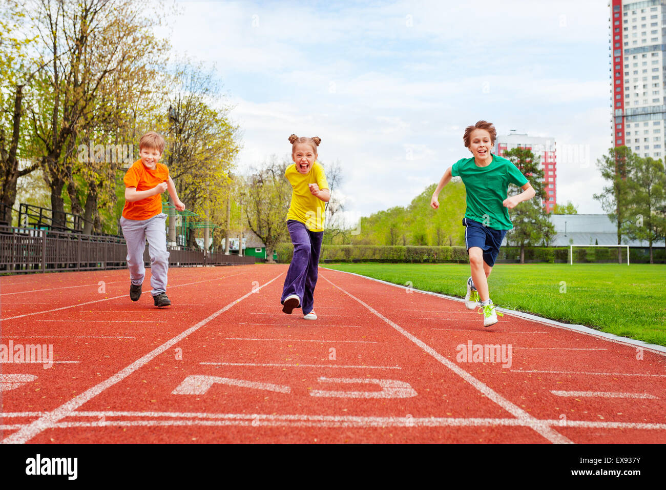 Enfants qui courent dehors Banque de photographies et d’images à haute ...