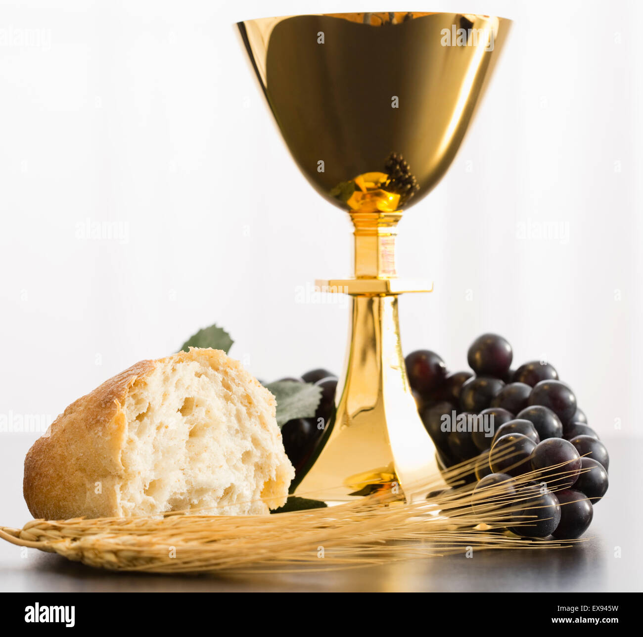 Offrande religieuse, christianisme, calice d'or, des raisins, du pain ...