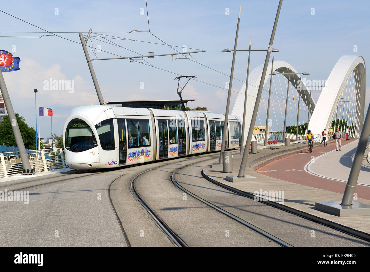 Transports publics Bus bus tramway tramway électrique Lyon France ...