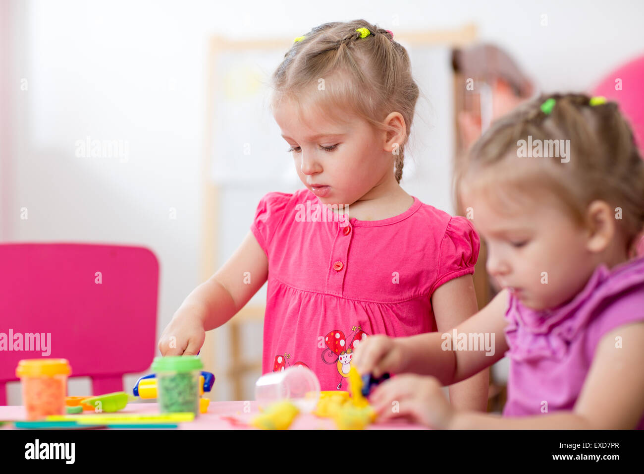 Les petites filles d'apprendre à travailler la pâte à modeler colorée ...