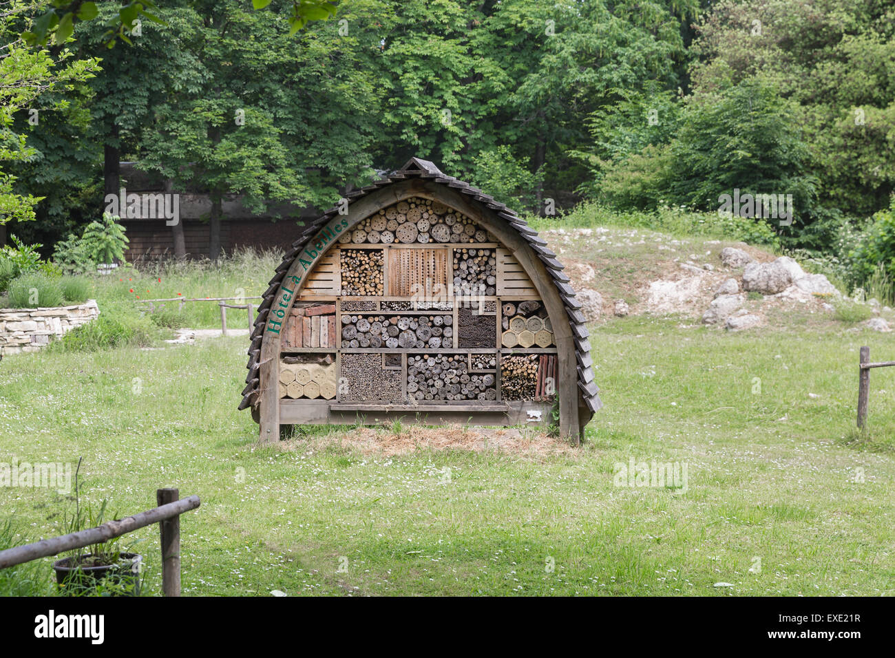 Hôtel à insectes du parc de la ville de Paris, France Photo Stock - Alamy