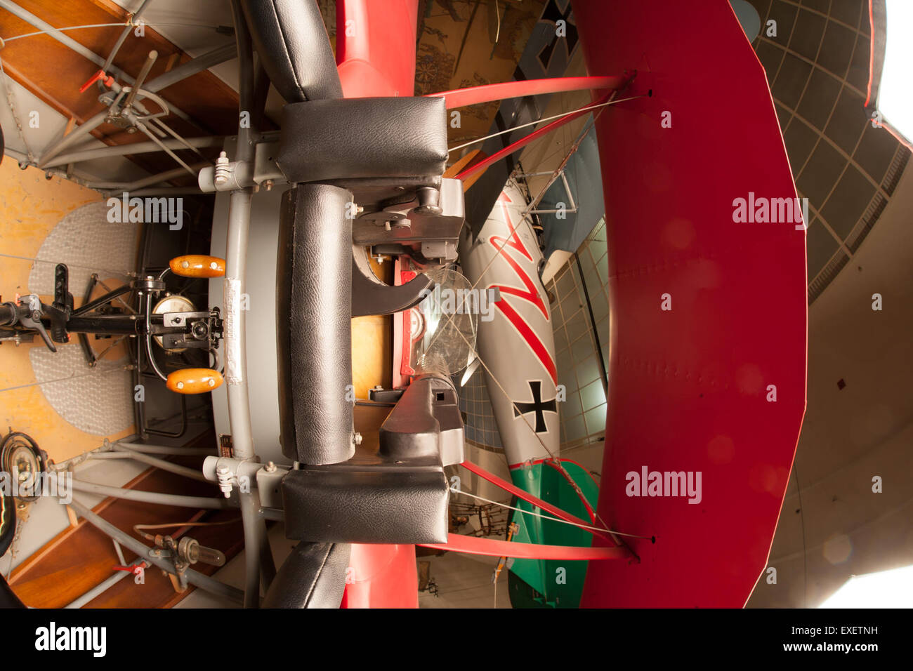Cette image montre le cockpit d'un Fokker DR.1, le célèbre triplan de ...