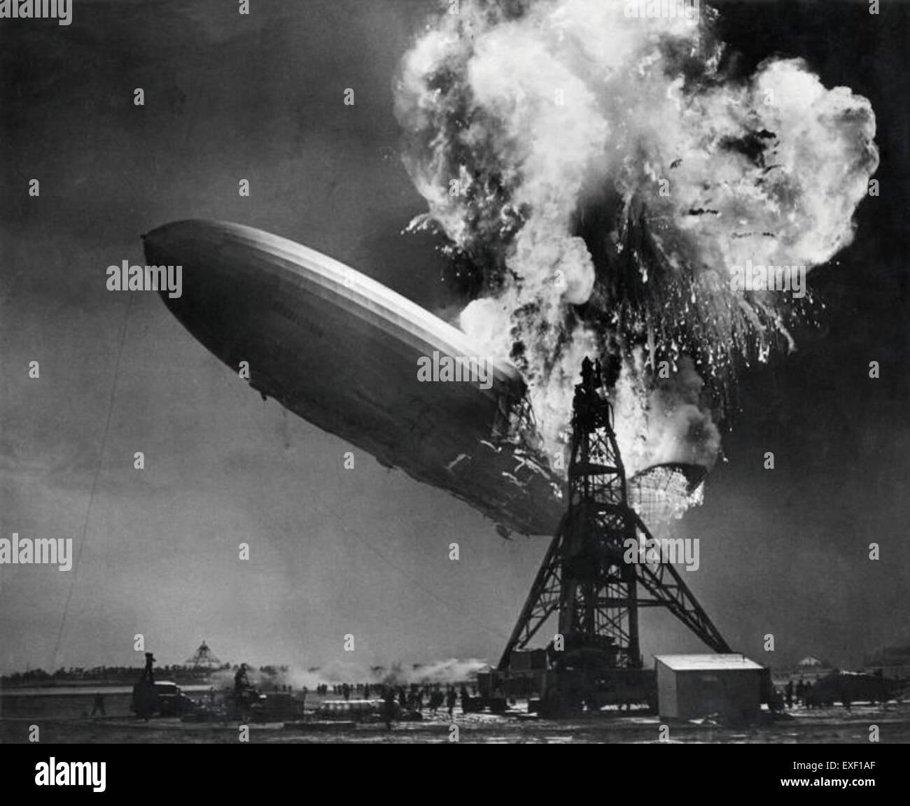 Zeppelin-rampe de Hindenburg Hindenburg catastrophe zeppelin Photo ...