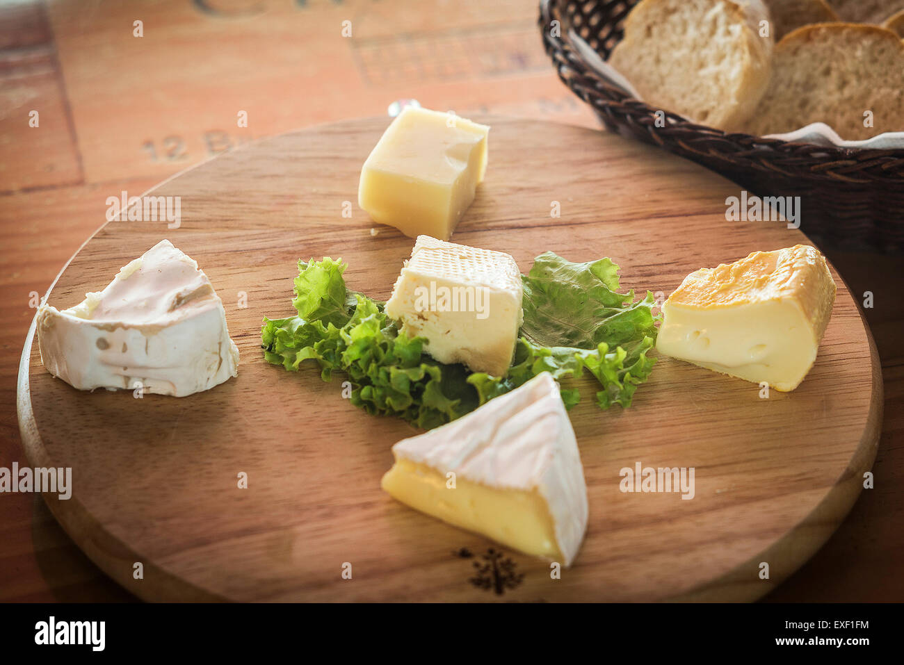 Plateau de fromages traditionnels français mélangé avec du pain Photo ...