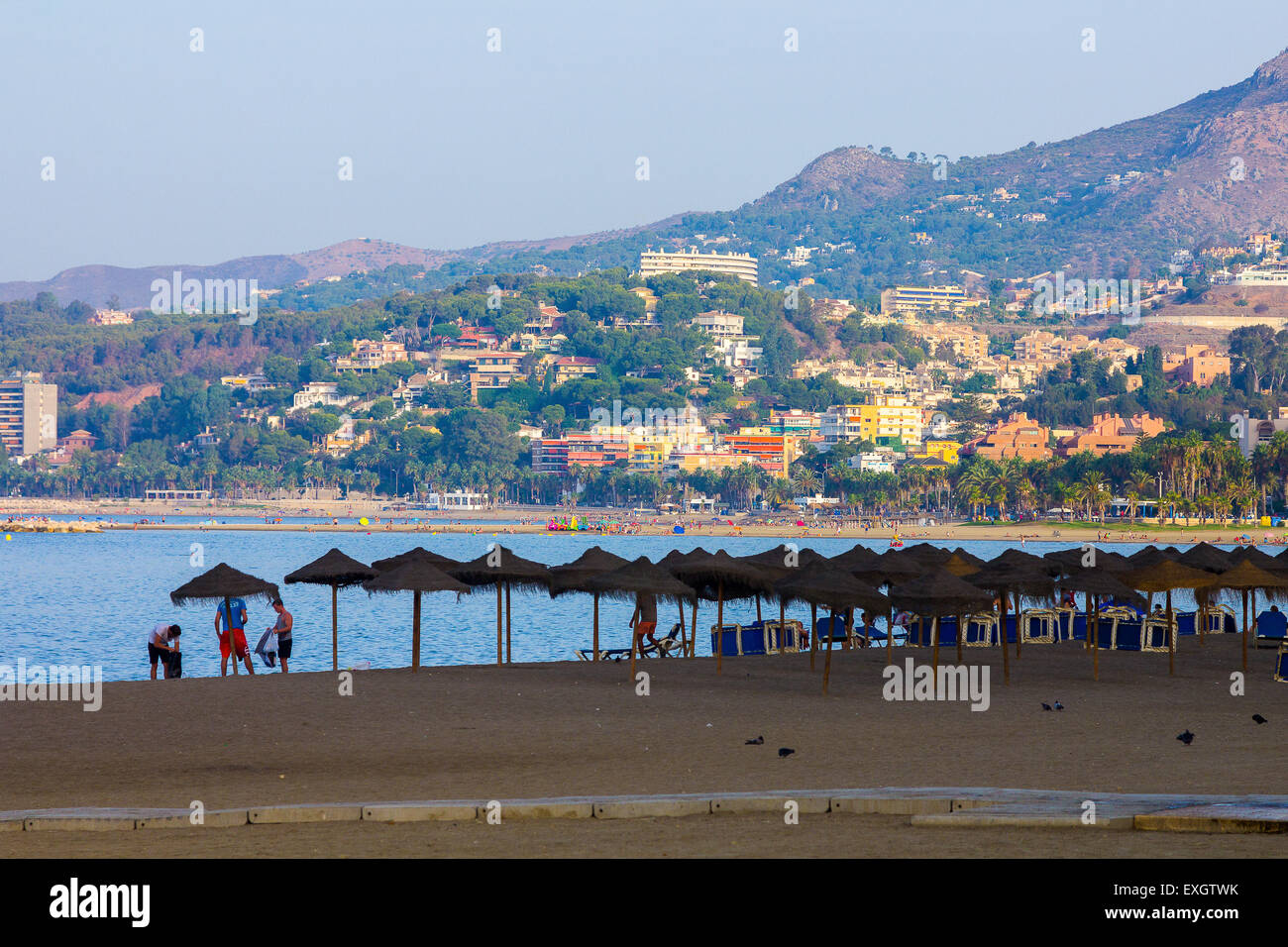 Parasols au coucher du soleil sur la plage de Malagueta Malaga Espagne ...