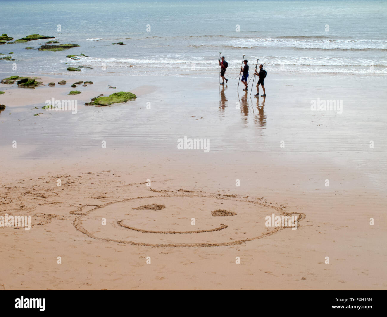 Emoji in sand Banque de photographies et d’images à haute résolution ...