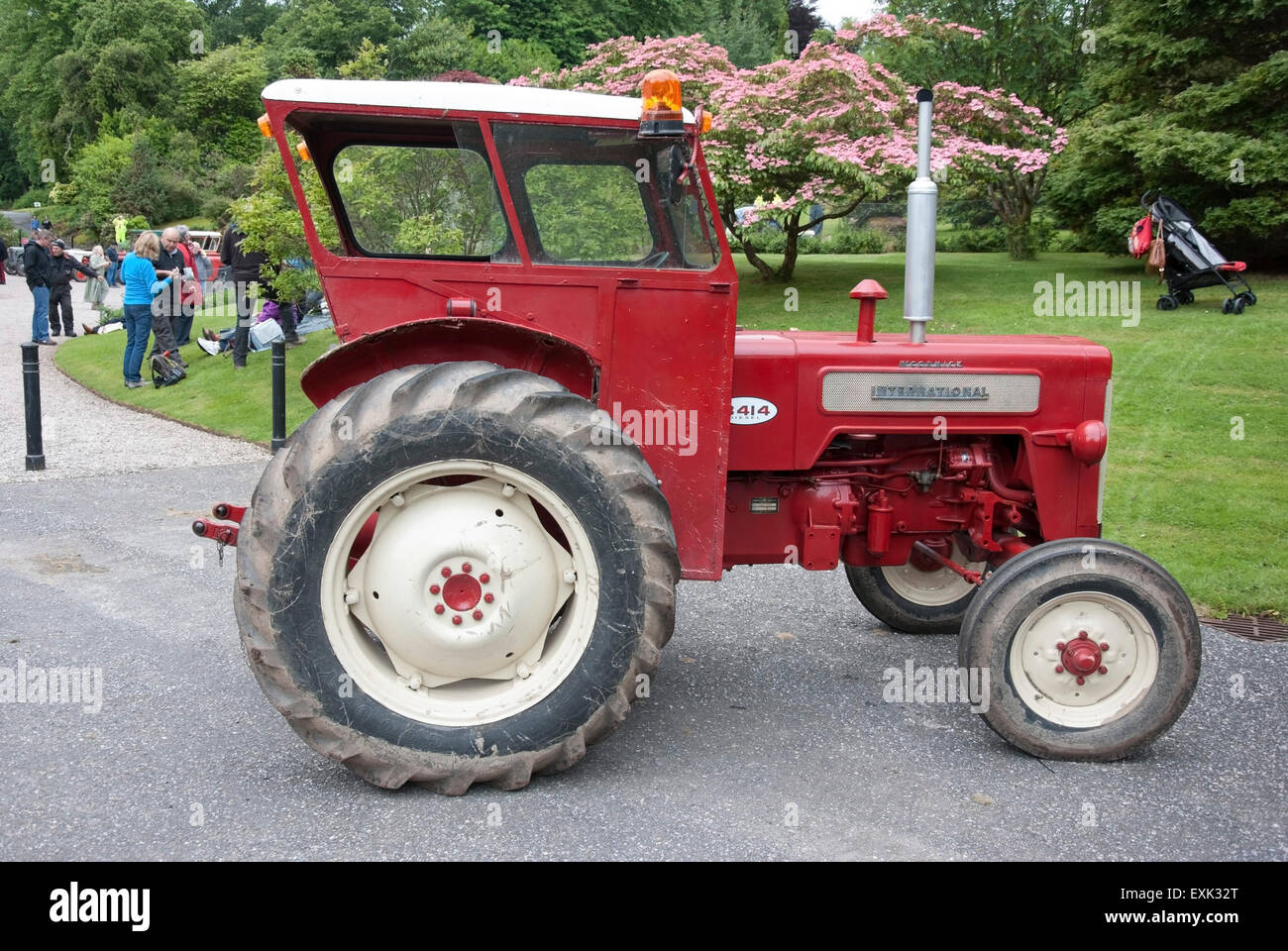 Tracteur international rouge Banque de photographies et d’images à ...