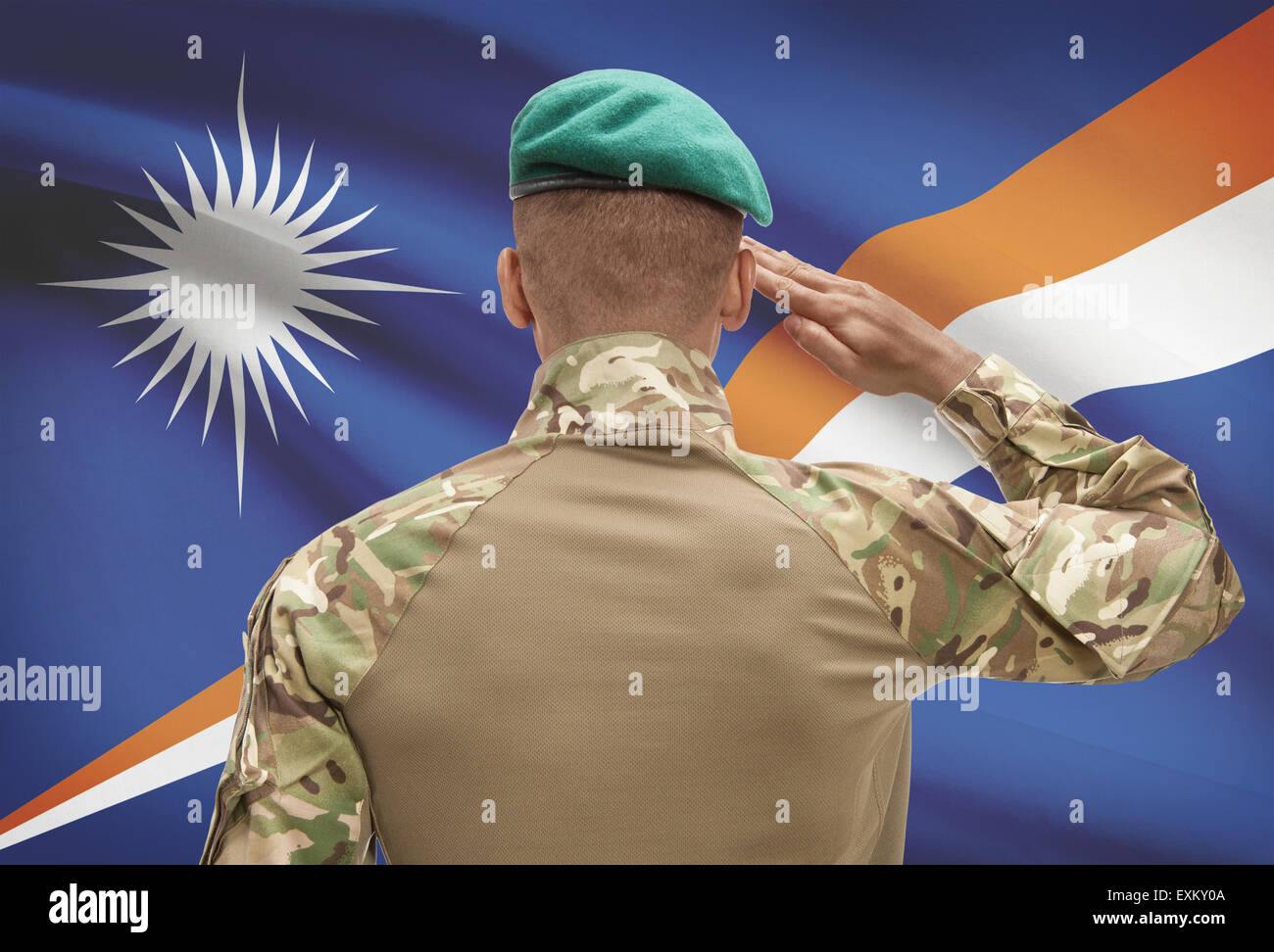 Soldat à la peau sombre dans hat face drapeau national series - Îles ...