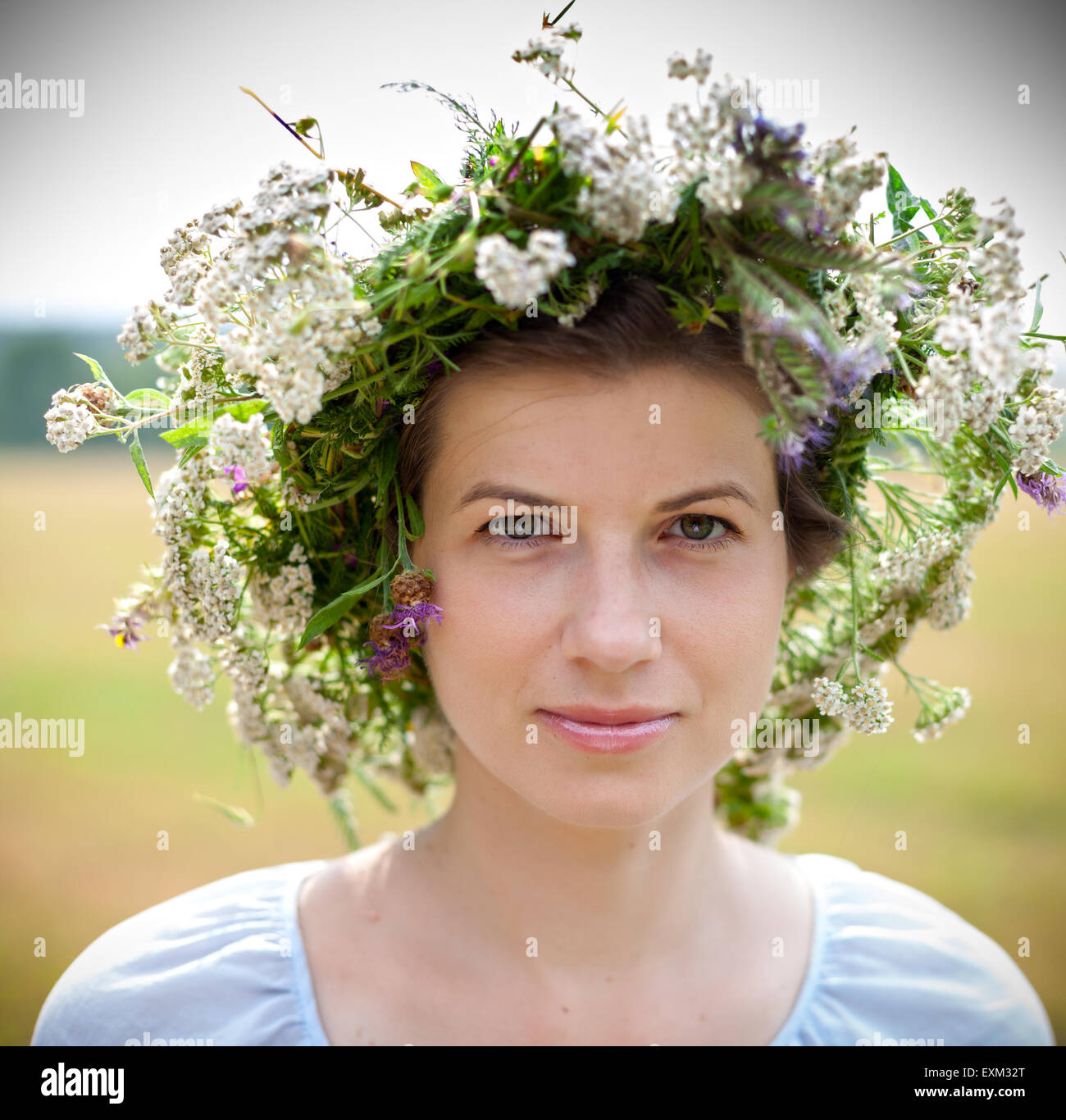 Femme portant une couronne Banque de photographies et d’images à haute ...