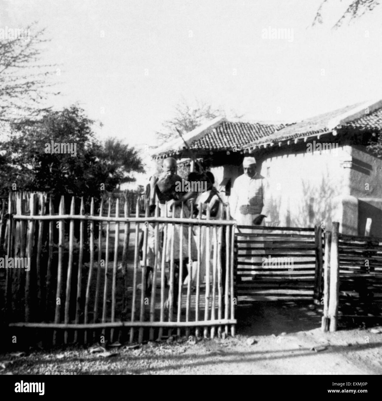 Mahatma Gandhi ; Mahadev Desai et Harilal Gandhi's daughter in law ...