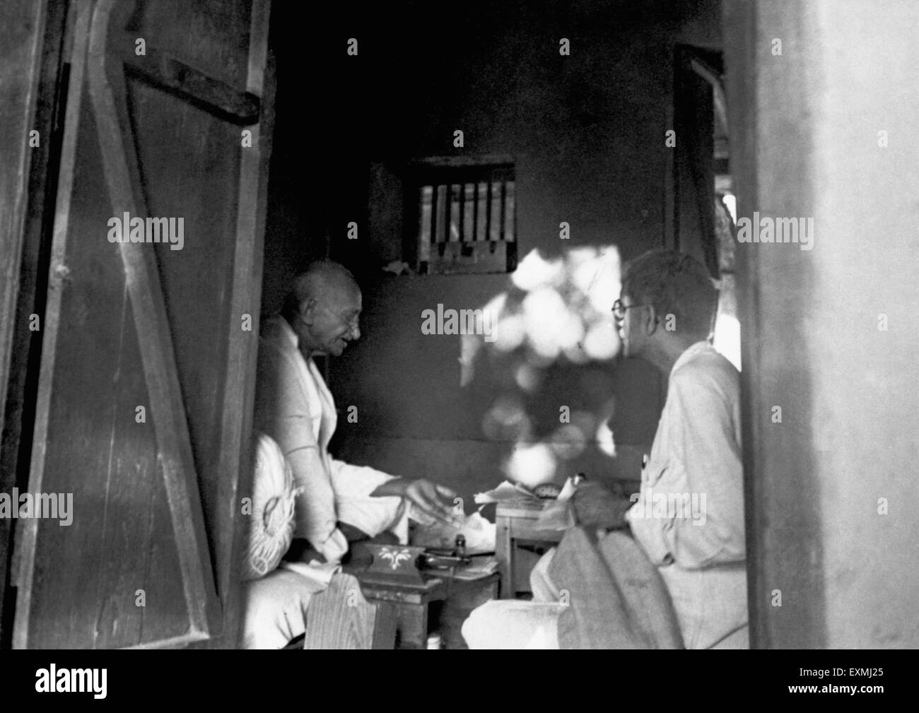 Mahatma Gandhi et Kaka Kalelkar (r) à l'intérieur de sa cabane à l ...