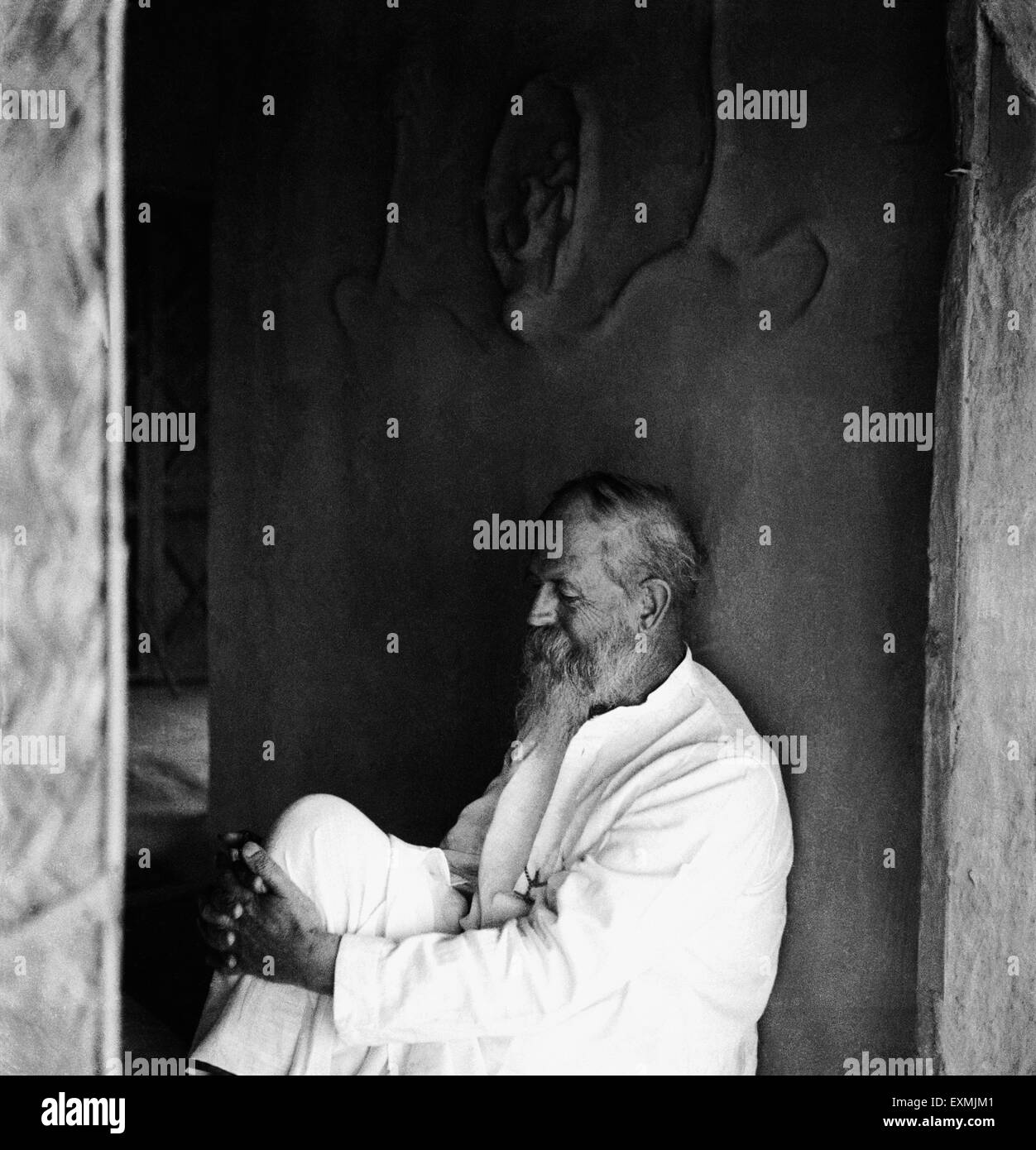 C F Andrews dans la hutte de Kasturba Gandhi à Sebagram Ashram ; 1939 ...