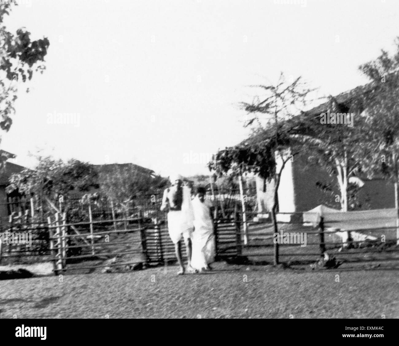 Mahatma Gandhi Walking Sevagram Ashram Banque d'image et photos - Alamy