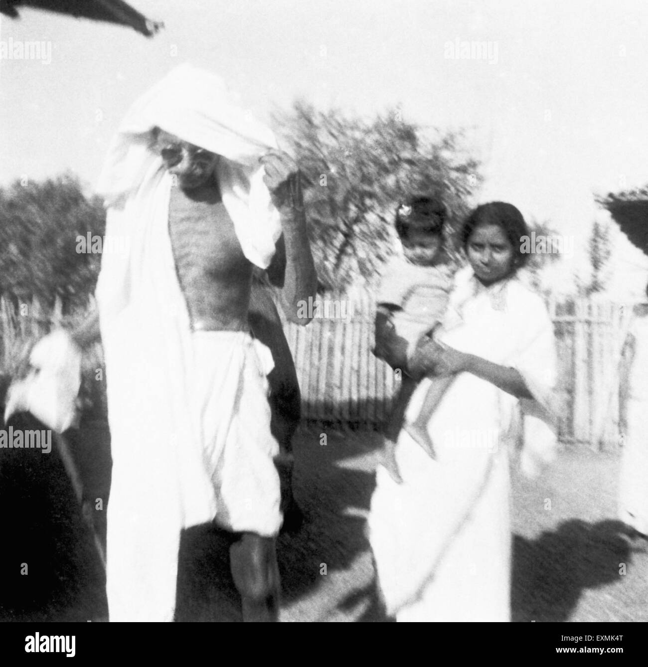 Mahatma Gandhi ; son grand-fille Saraswati (épouse de son fils Harilal ...