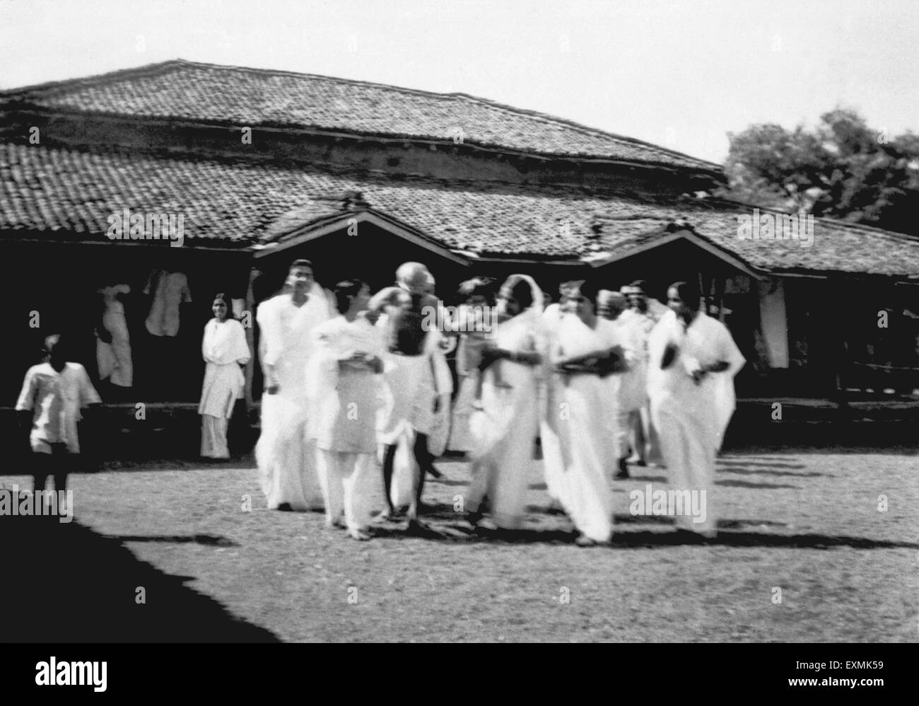 Mahatma gandhi walking sevagram ashram Banque d'images noir et blanc ...