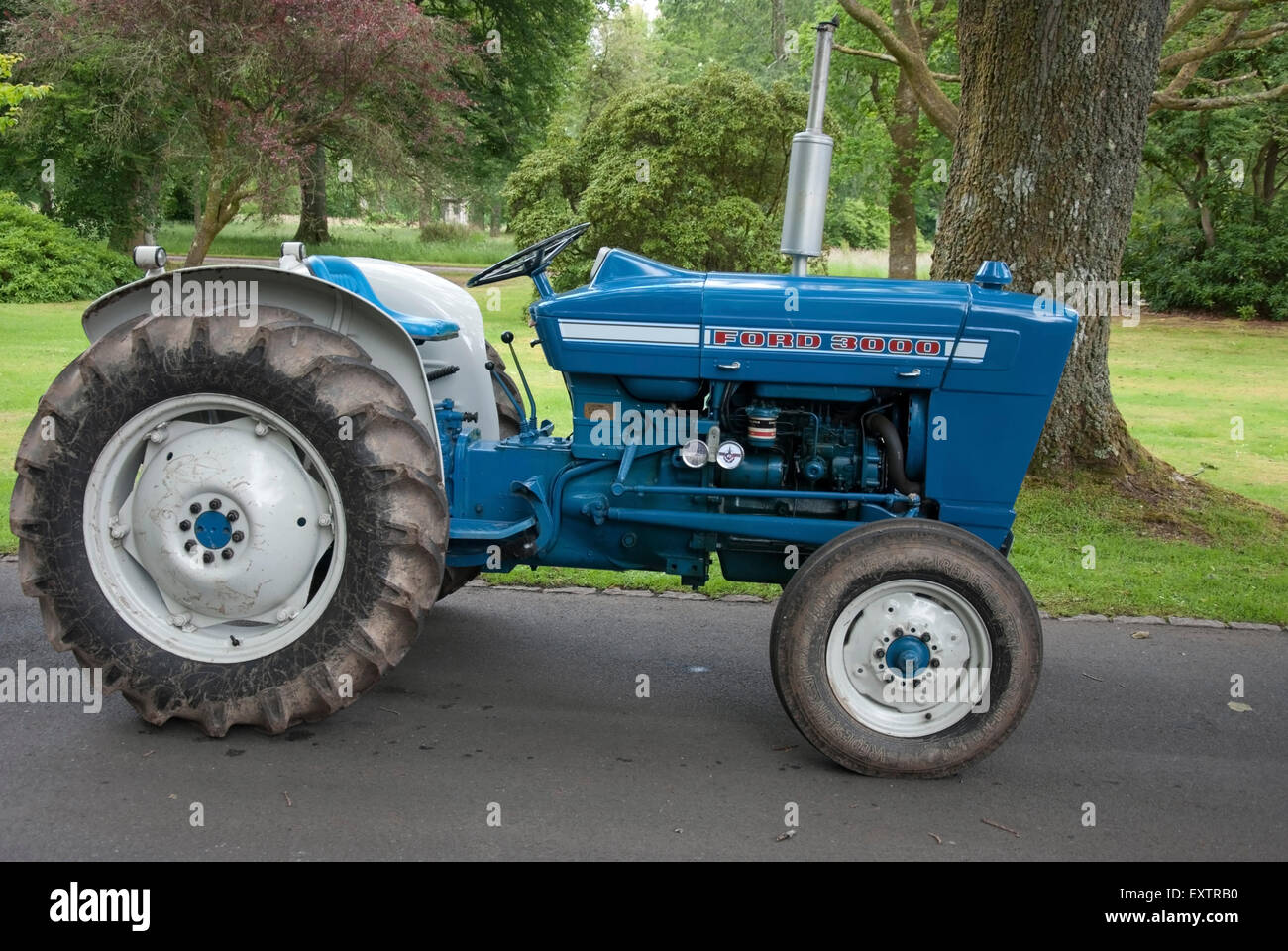 1969 Blue & White Ford 3000 Tracteur agricole Photo Stock - Alamy