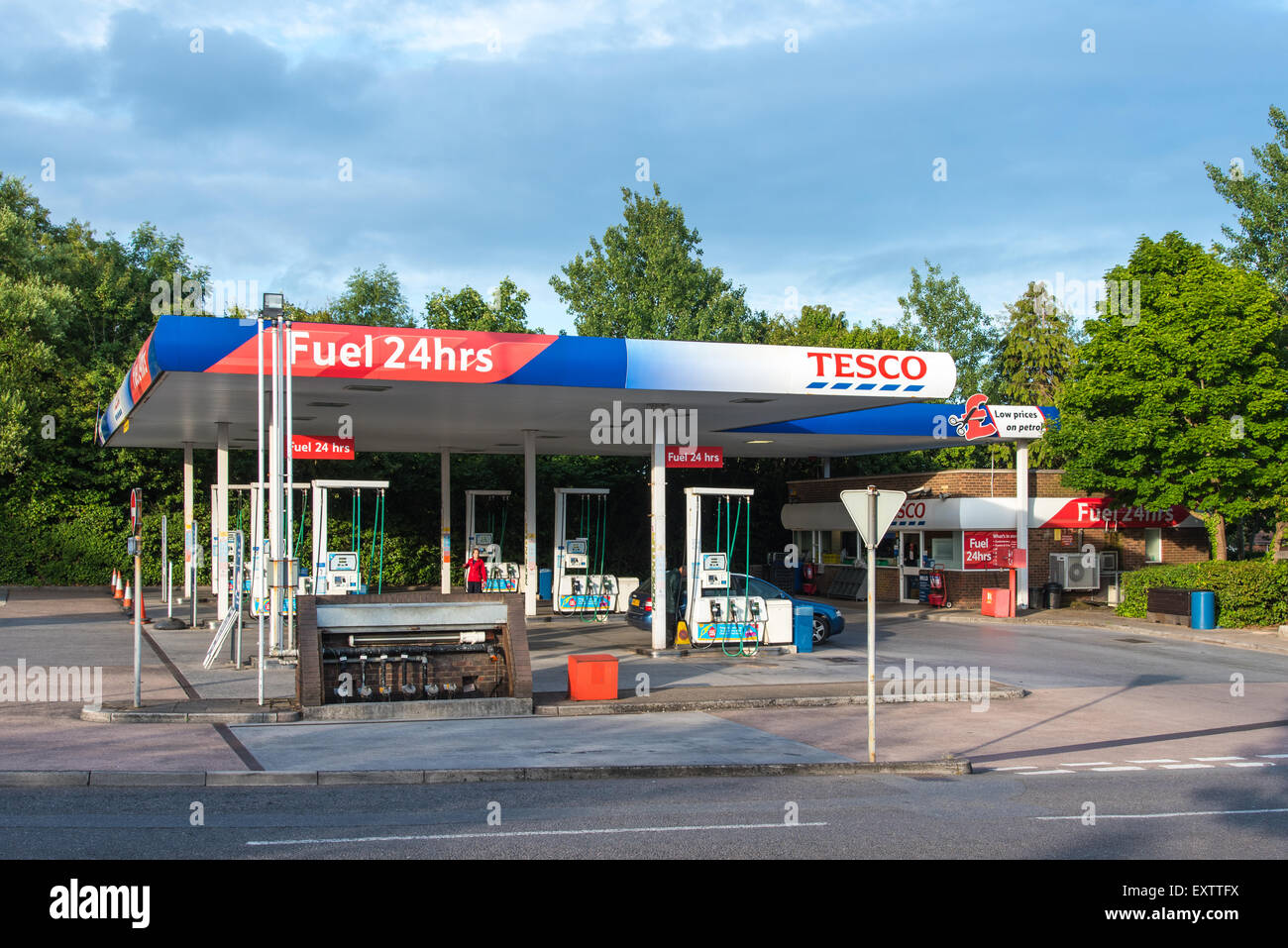 Tesco fuel station Banque de photographies et d’images à haute ...