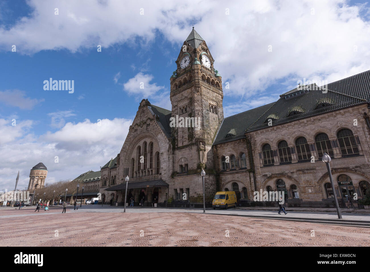 La gare de Metz est la principale gare ferroviaire desservant la ville ...