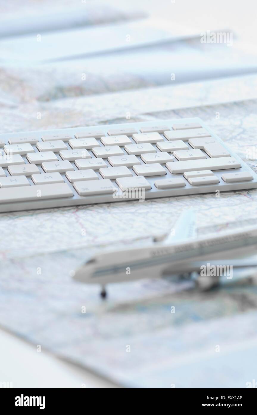 Modèle réduit d'avion, un clavier et une carte sur 24 Photo Stock - Alamy