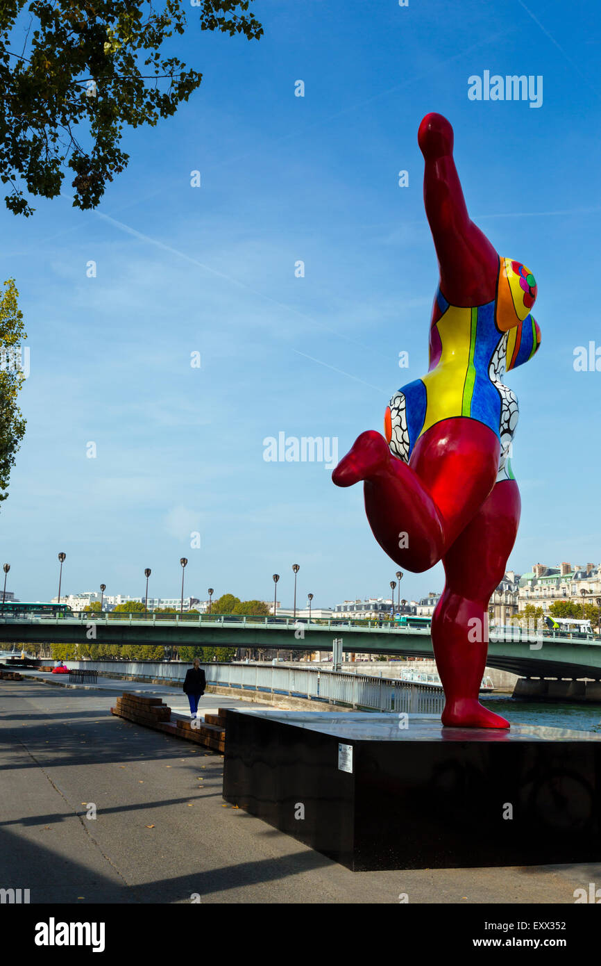 Statue niki de saint phalle Banque de photographies et d’images à haute ...