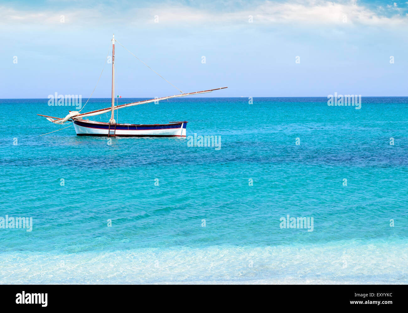 Bateau sur une mer calme Banque de photographies et d’images à haute ...