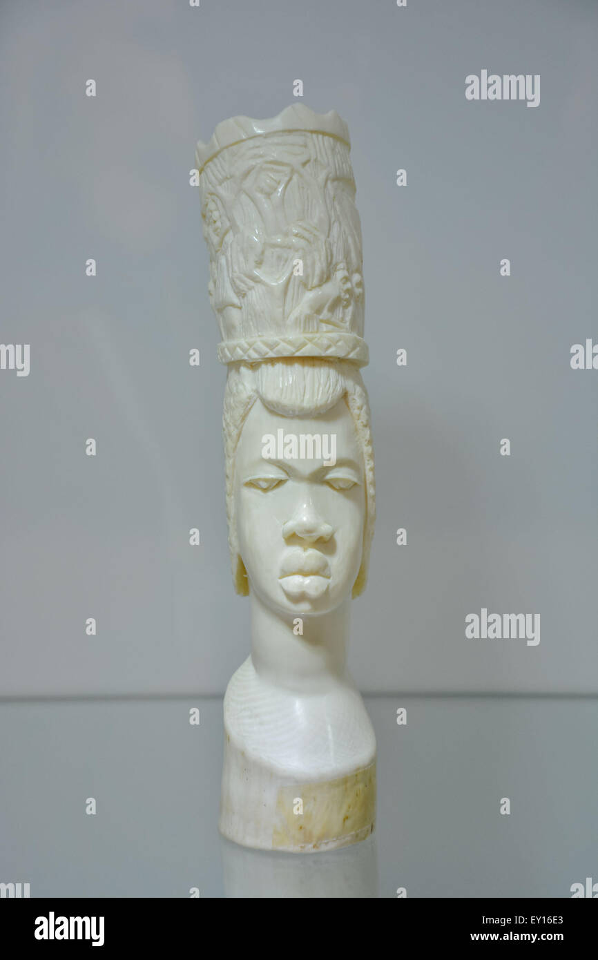 Statue africaine antique en ivoire Banque de photographies et d’images ...